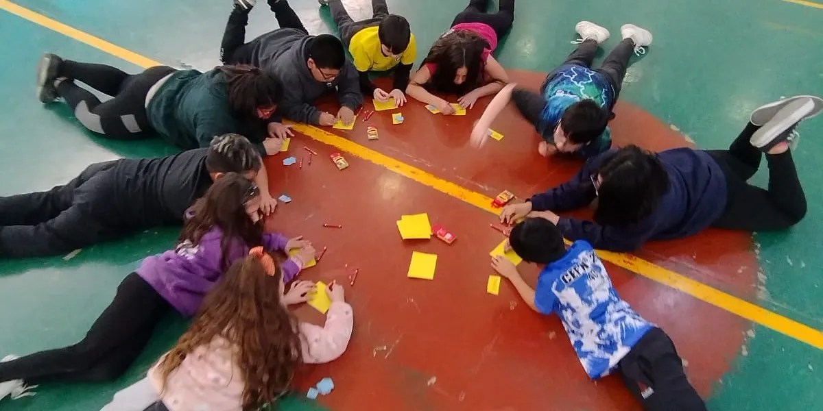 Taller de recreación y vida en la naturaleza para chicos en la Escuela 196